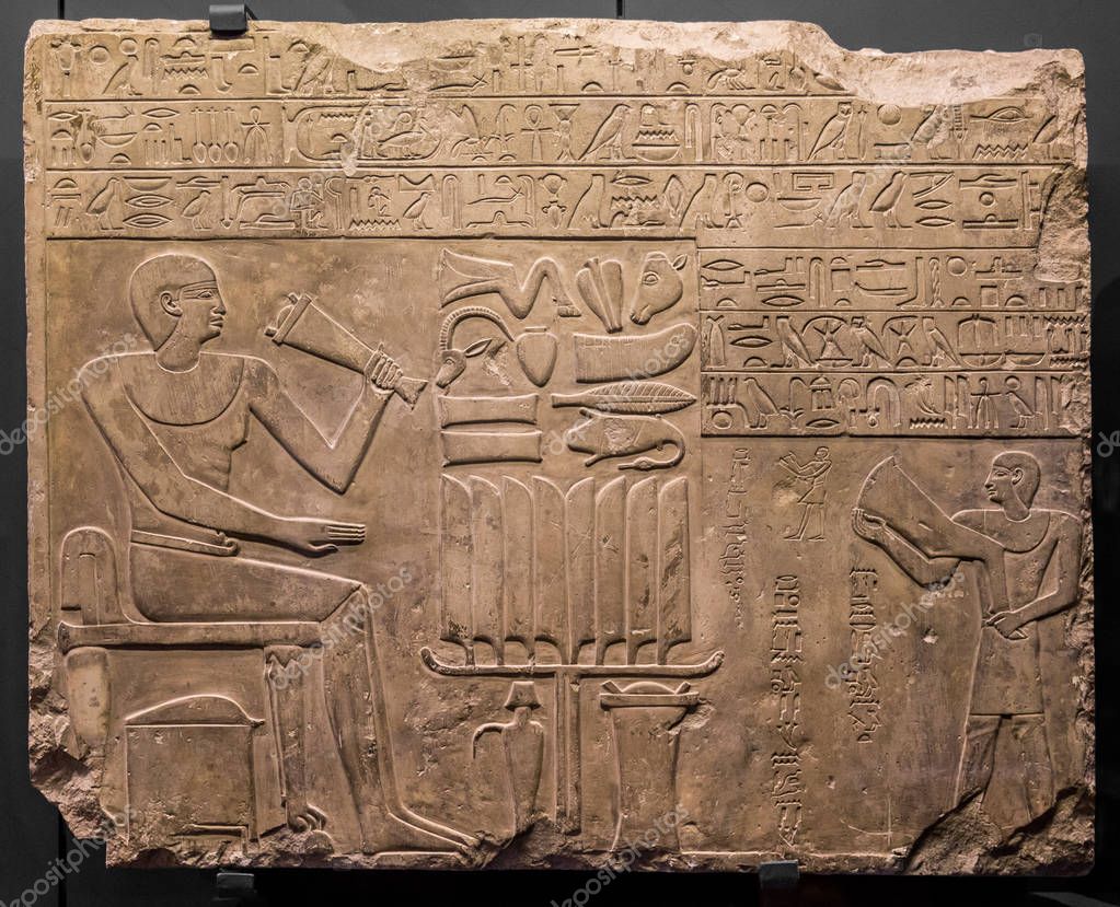 Antiguo relieve de piedra en el templo de Chnum en Egipto 2025