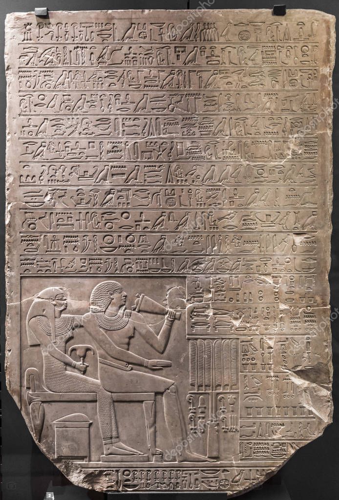 Antiguo relieve de piedra en el templo de Chnum en Egipto 2023