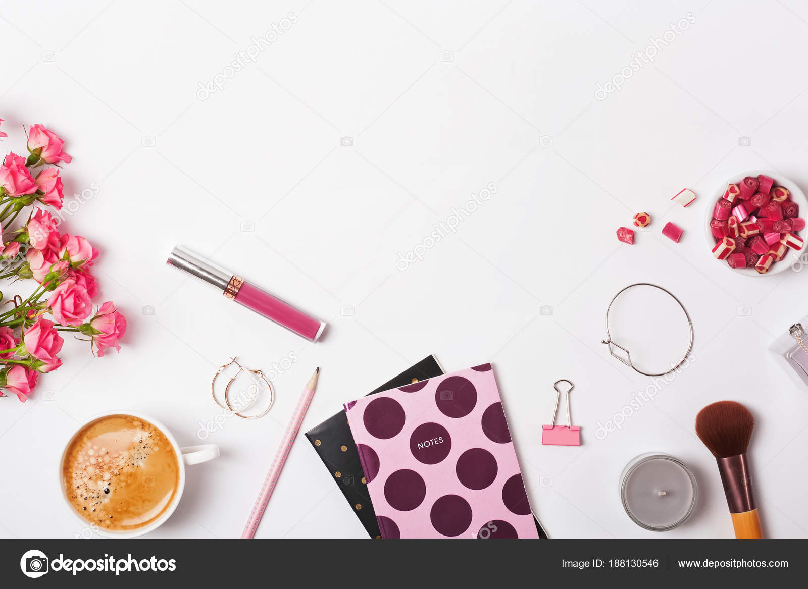 Fotos de Objetos de color rosa, rosas y café sobre el fondo blanco ...