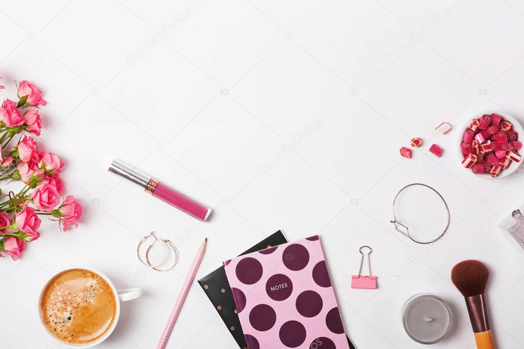 Fotos de Objetos de color rosa, rosas y café sobre el fondo blanco ...