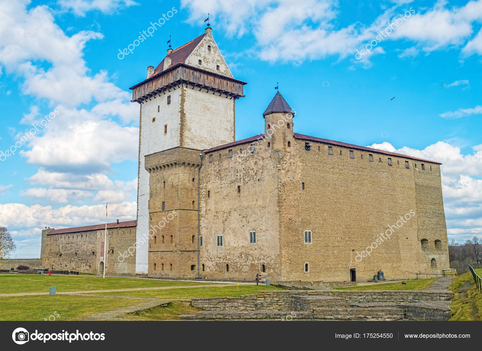 Herman Narva Castle facade, Narva, Estonia. — Stock Photo © tuulijumala ...