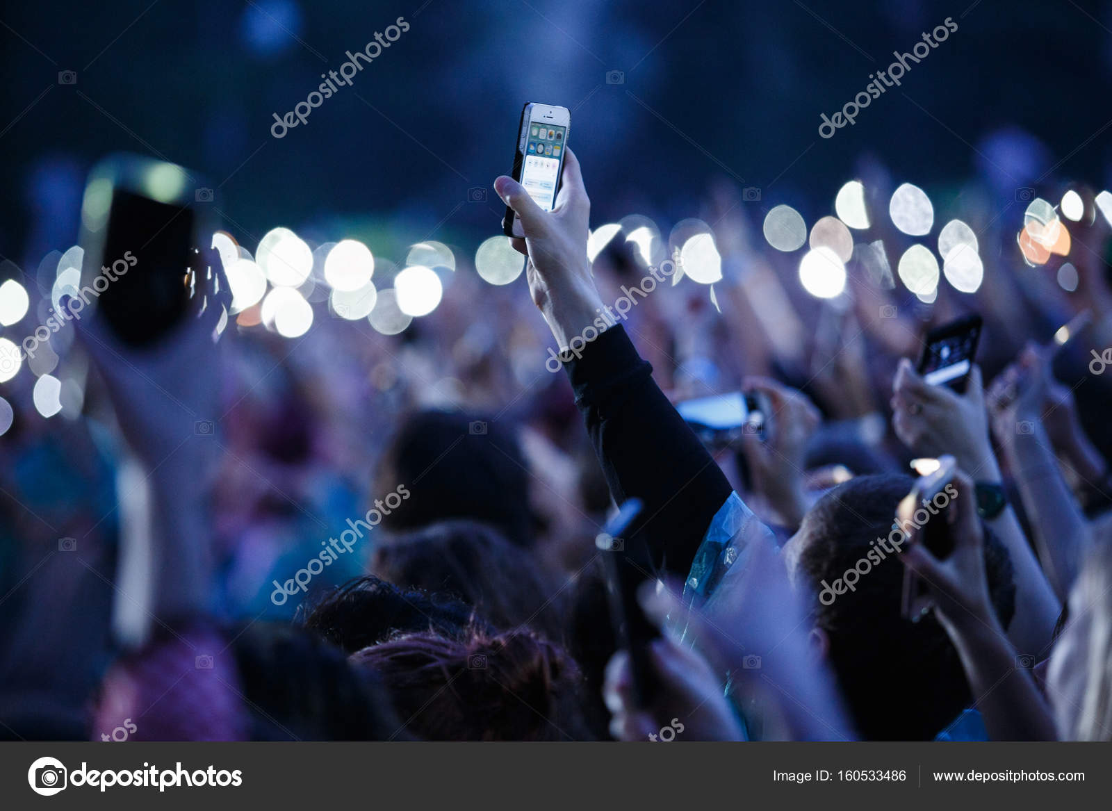 Music fan filming concert with smart phone in hand – Stock Editorial ...