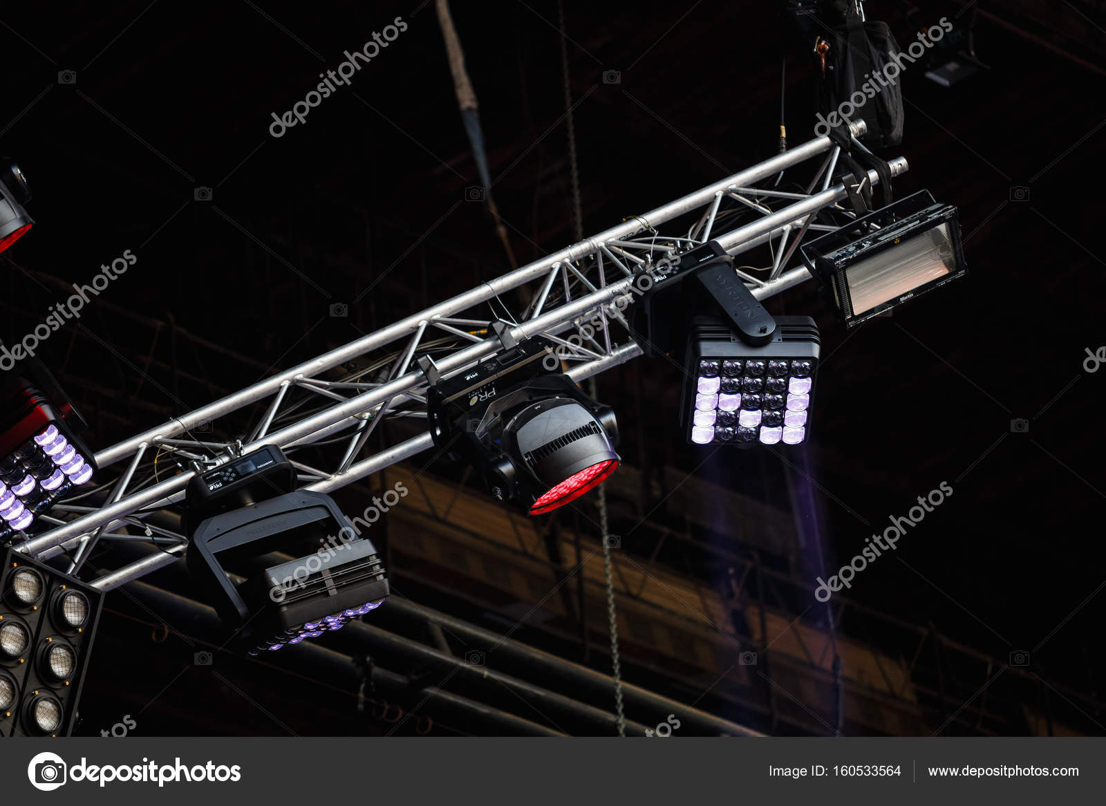 Massive concert lighting installation with bright lights – Stock ...