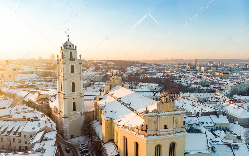 Hermoso panorama de la ciudad de Vilna en invierno con casas cubiertas ...