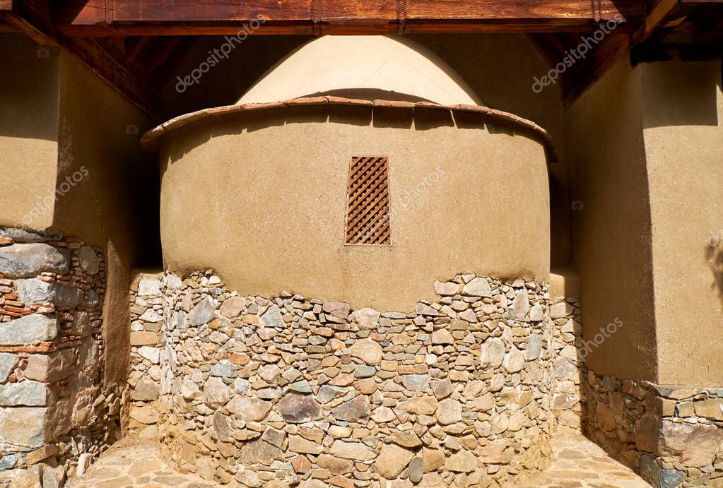 La vista del ábside semicircular cubierto con una bóveda hemisférica de ...