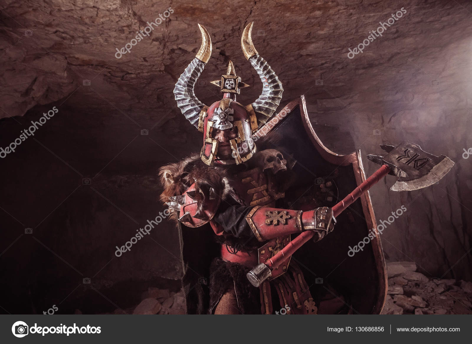 Attack of powerful knight in heavy armor on the dungeon backgrou Stock ...