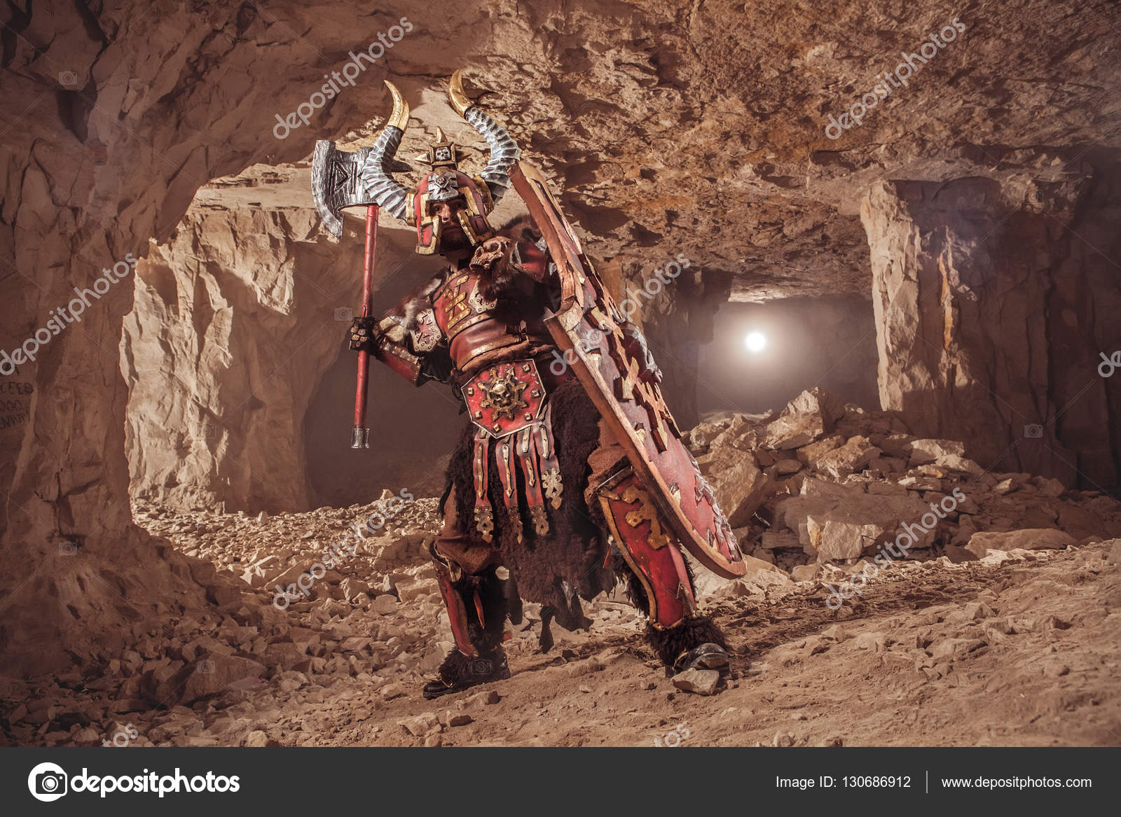 Attack of powerful knight in heavy armor on the dungeon backgrou Stock ...