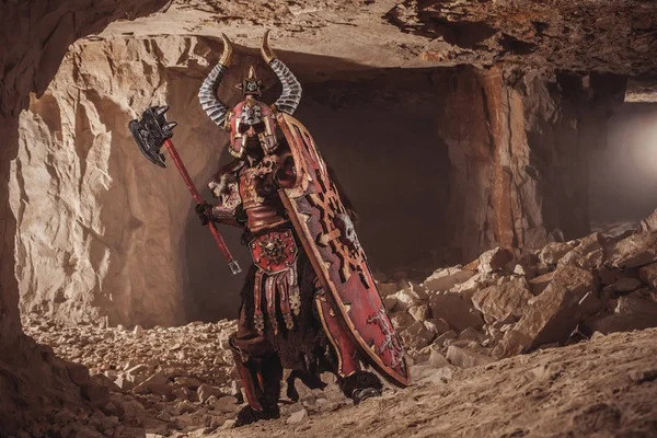 Attack of powerful knight in heavy armor on the dungeon backgrou Stock ...