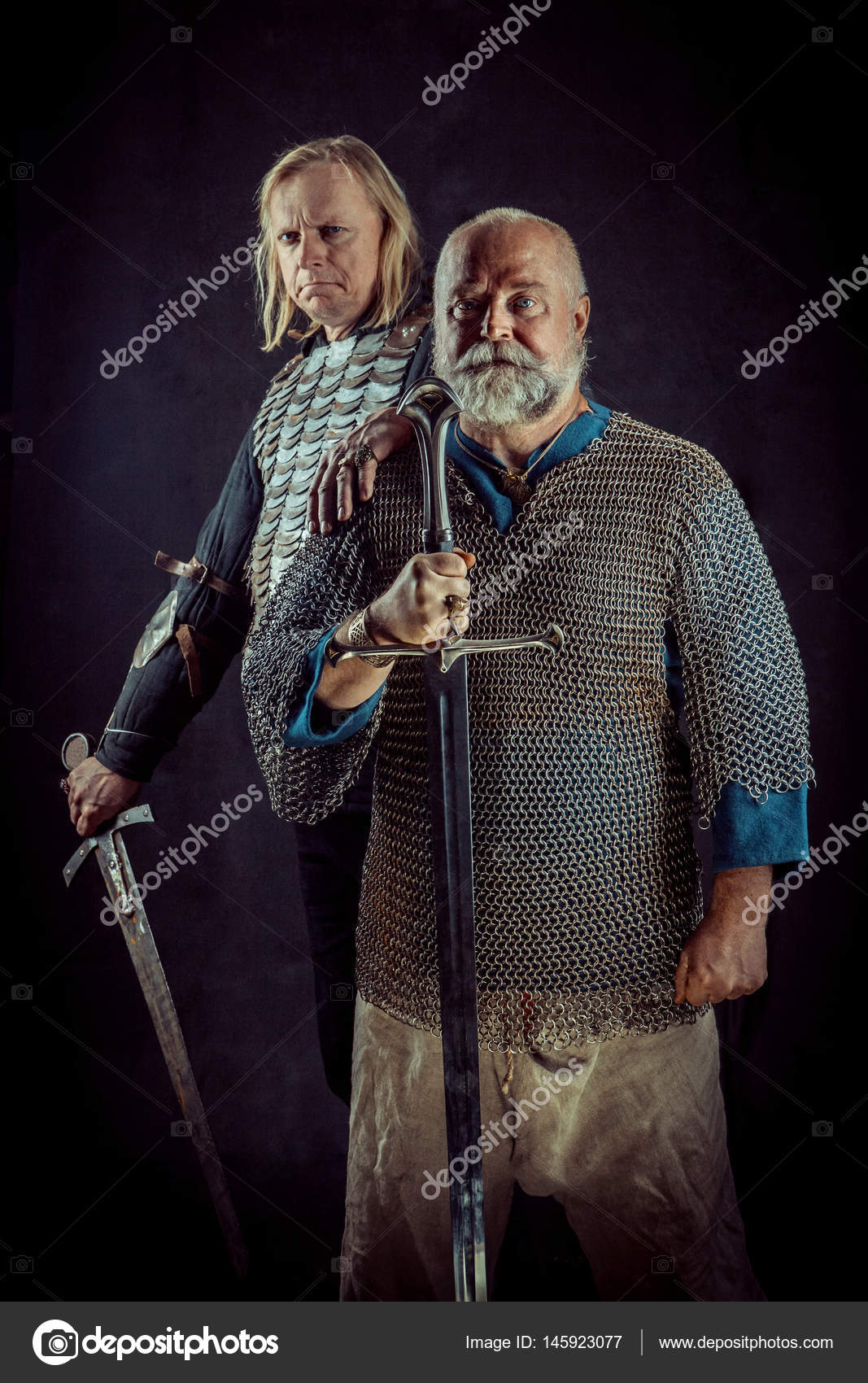 Two powerful knights with the swords on the dark background — Stock ...