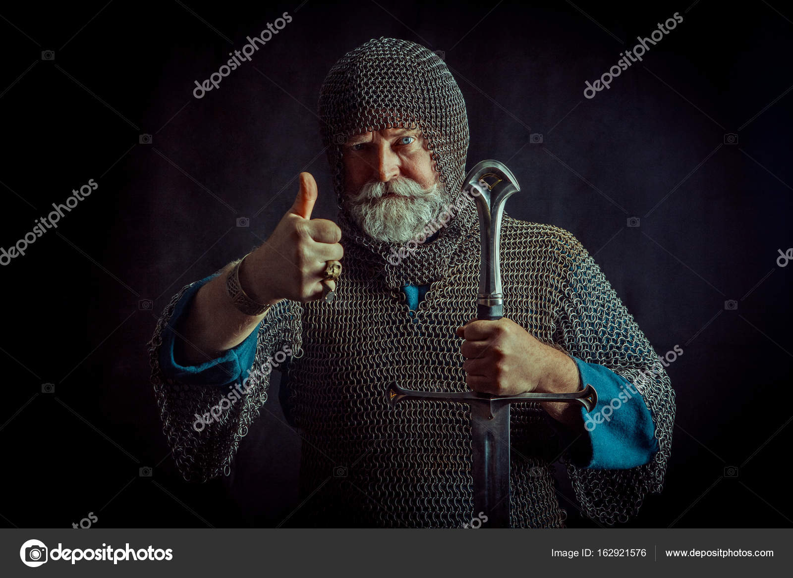 Powerful bearded knight with the sword on the dark background — Stock ...