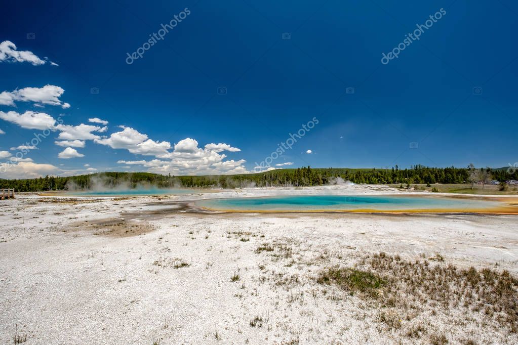 Termas termales Rainbow Pool en el Parque Nacional Yellowstone, zona de ...