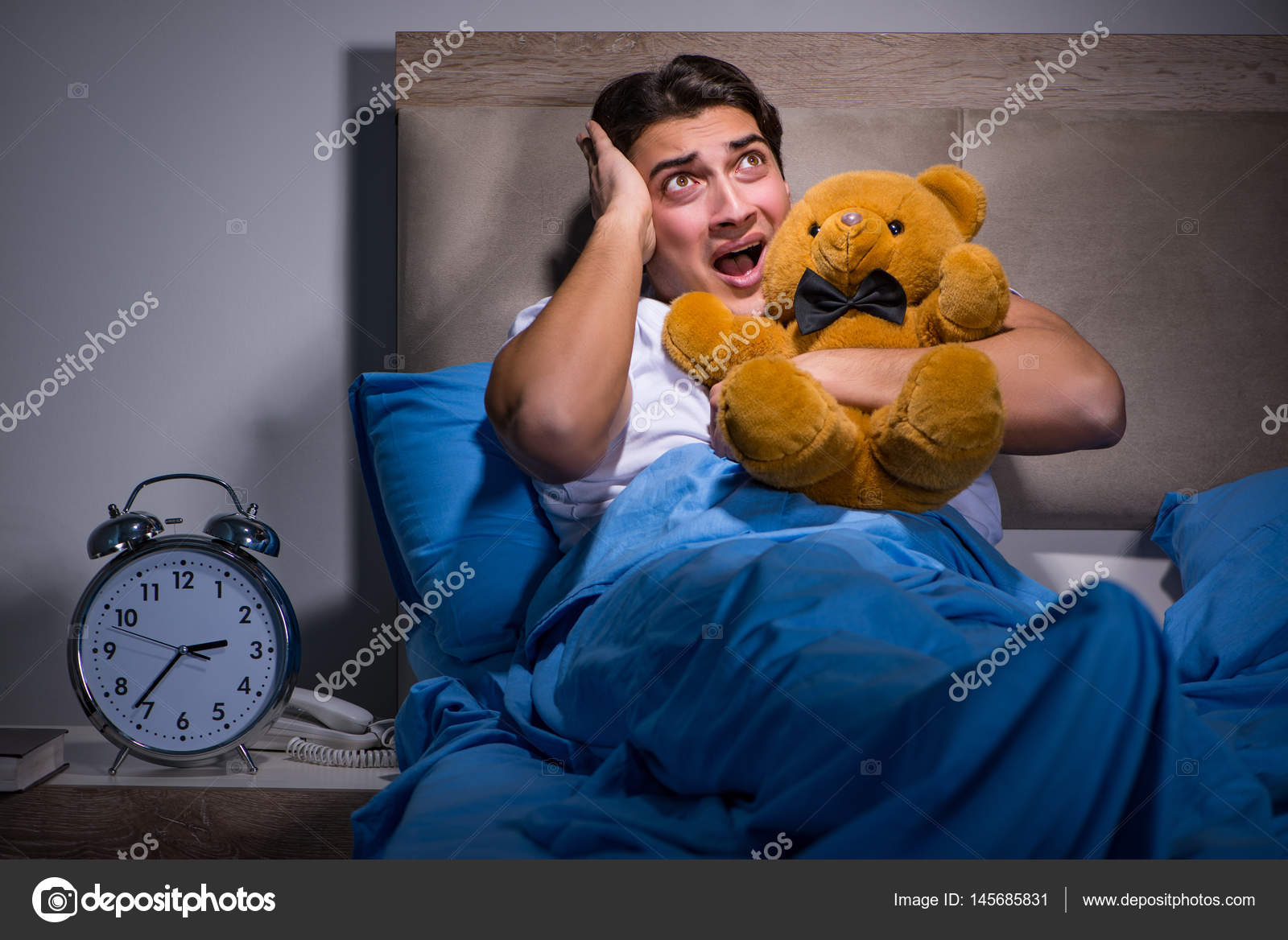 Joven asustado en la cama — Foto de stock #145685831 © Elnur_