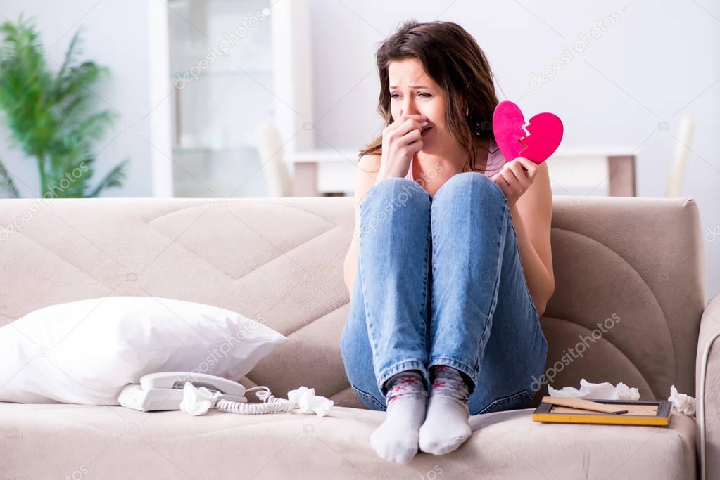 Corazón de mujer roto en concepto de relación 2023