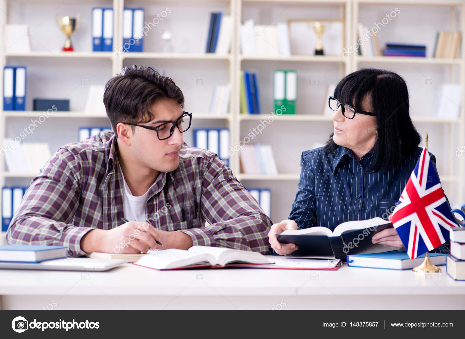 Joven estudiante extranjero durante la lección de inglés — Foto de ...