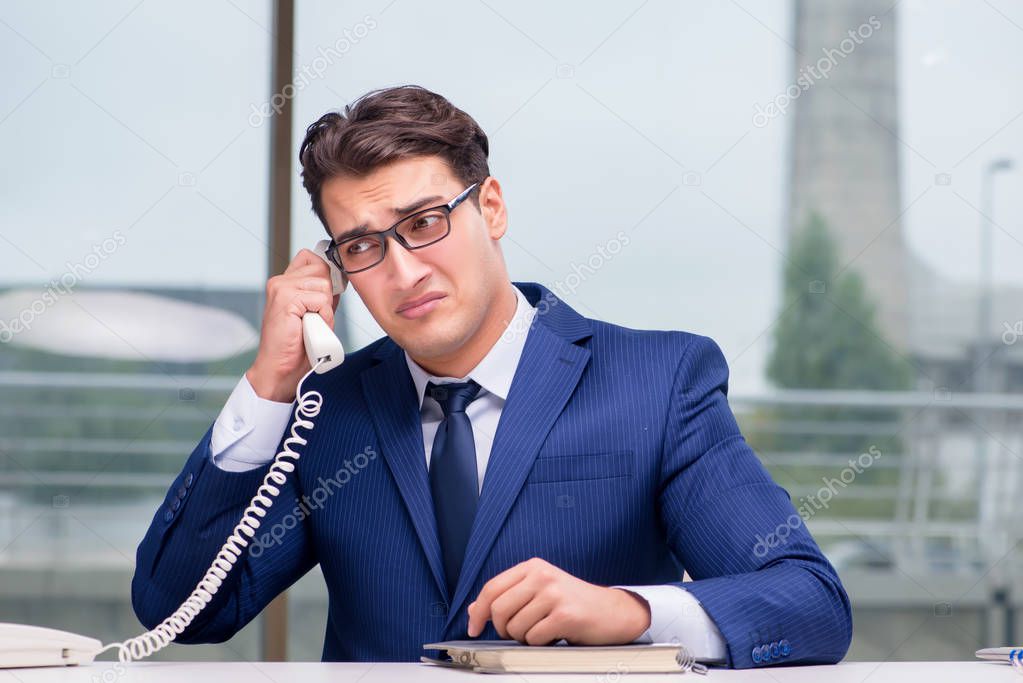 Empleado enojado del centro de llamadas gritando al cliente 2024