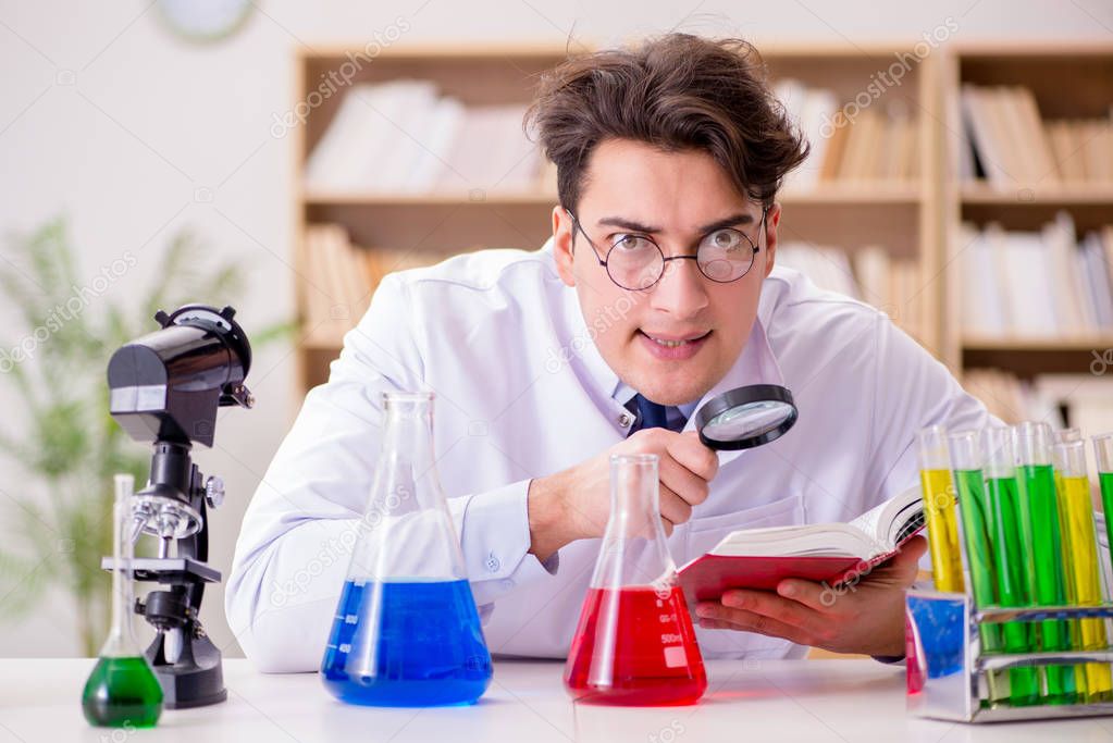 Médico científico loco loco haciendo experimentos en un laboratorio 2023
