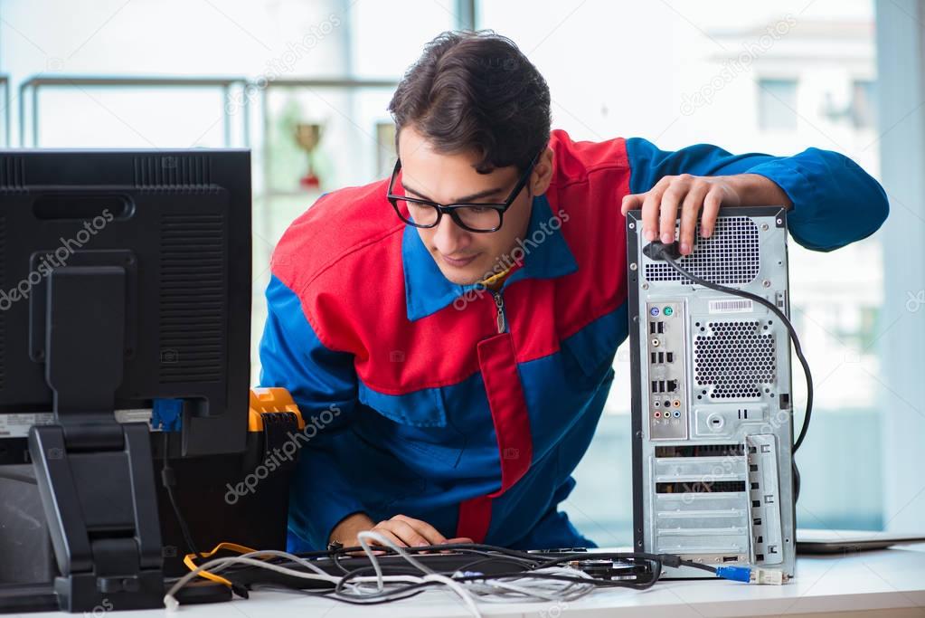 Reparador de computadoras trabajando en la reparación de computadoras ...