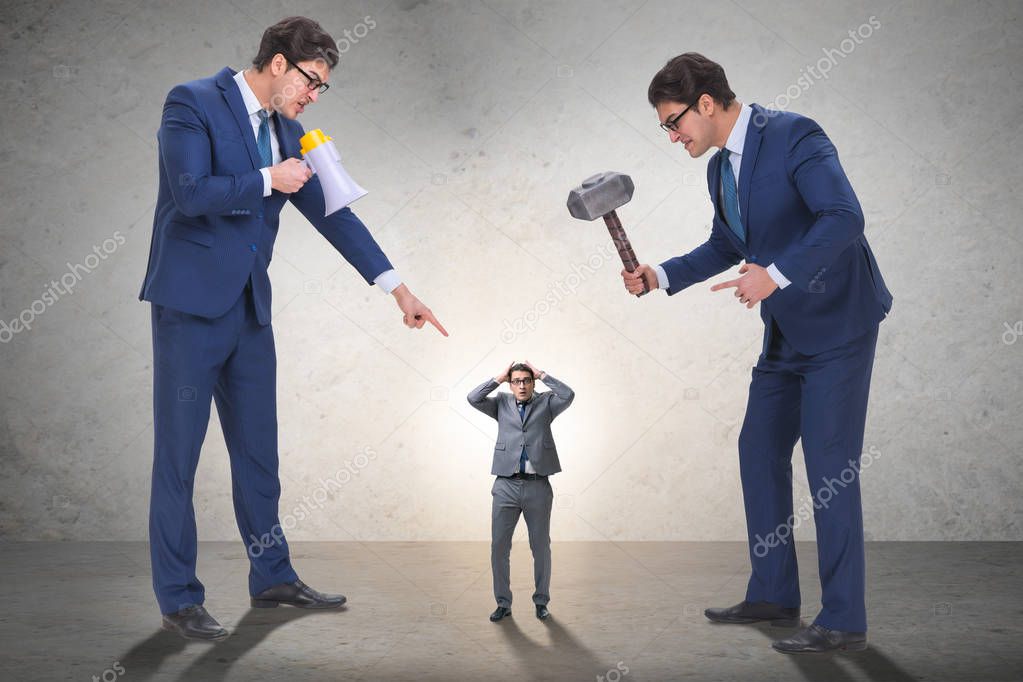 Malo jefe enojado acosando a empleado en concepto de negocio 2024