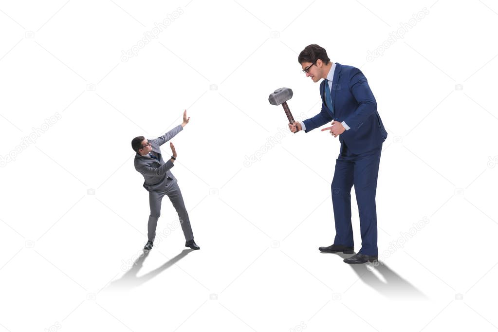 Mal jefe enojado amenazando empleado con martillo 2024