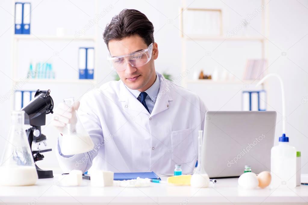 Científico alimentario probando cosas nuevas en el laboratorio 2022