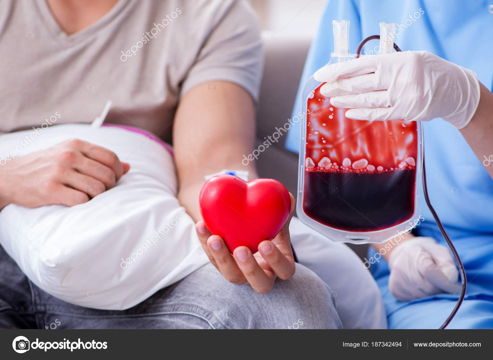 Patient bekommt Bluttransfusion in Klinik - Stockfotografie ...