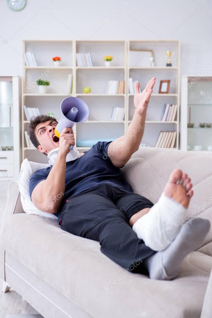 Hombre lesionado en accidente automovilístico recuperándose en casa de ...