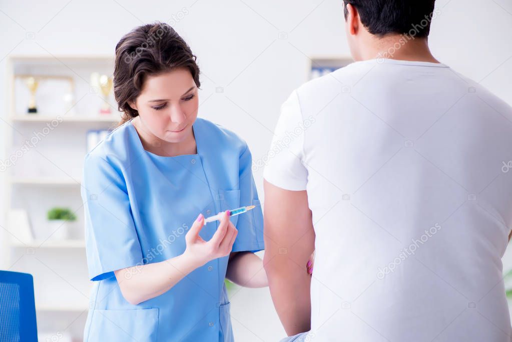 Médico de visita del paciente para la vacunación anual contra la gripe ...