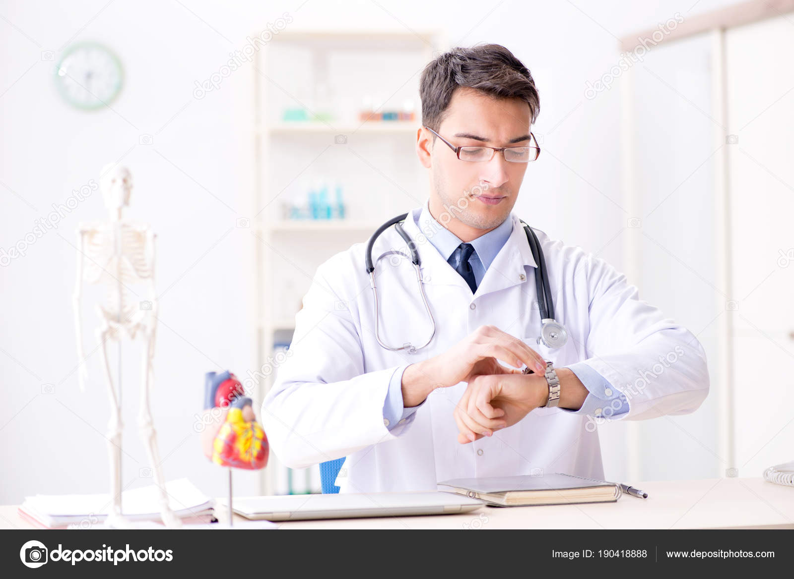 Doctor lecturer explaining the heart model — Stock Photo © Elnur ... Doctor lecturer explaining the heart model — Stock Photo © Elnur ...