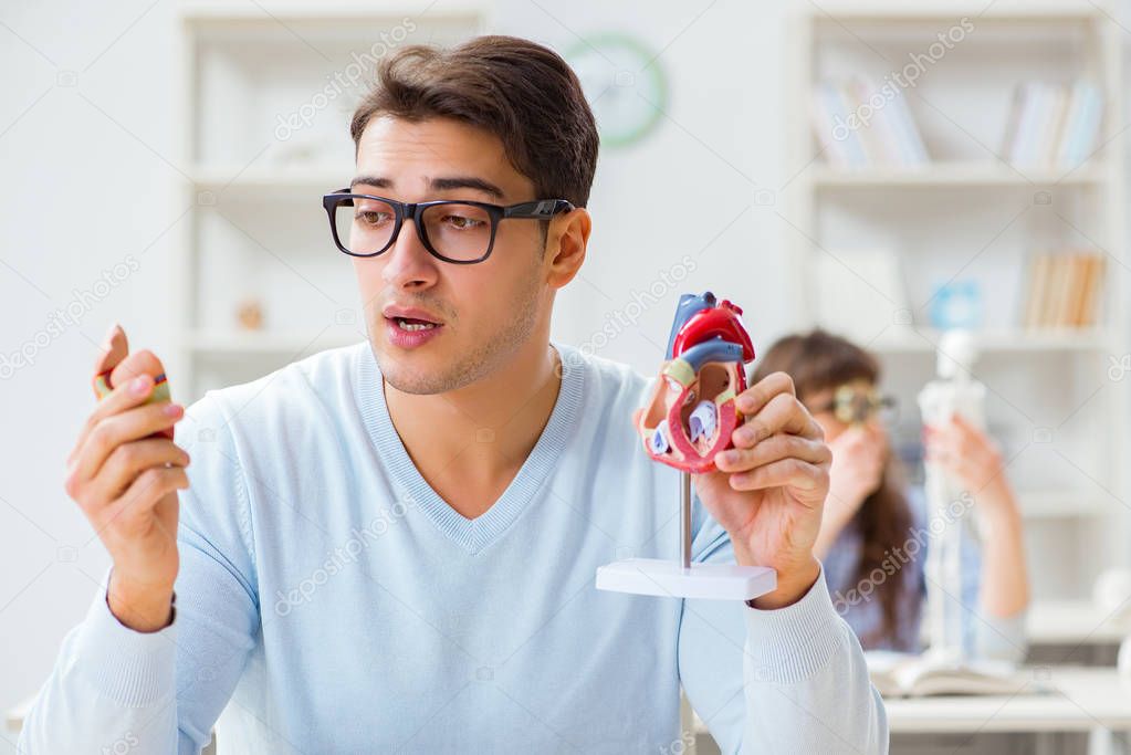 Dos estudiantes de medicina estudiando en el aula 2024
