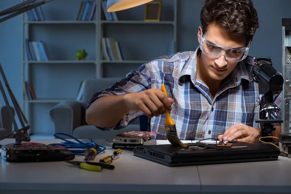 Computer repair man cleaning dust with brush - Stock Image - Everypixel