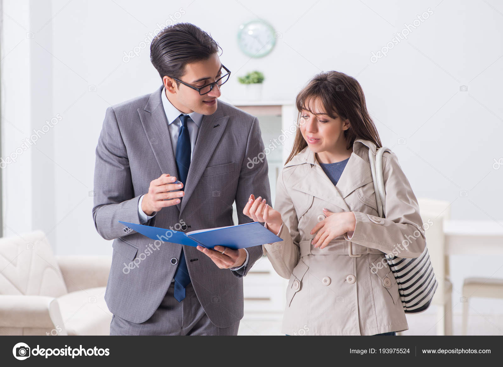 Agente inmobiliario mostrando nueva propiedad de apartamento al cliente ...