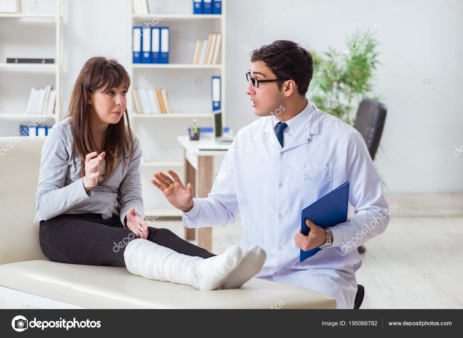 Médico examinando paciente con la pierna rota: fotografía de stock ...