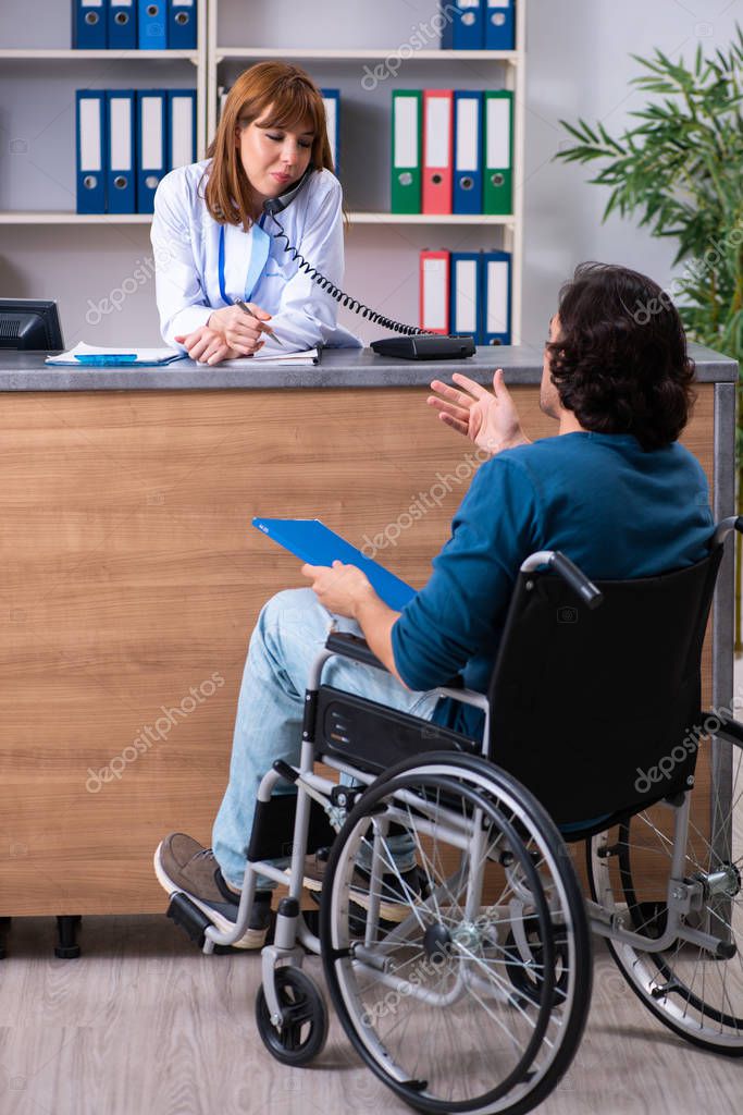 Paciente joven en la recepción en el hospital 2022