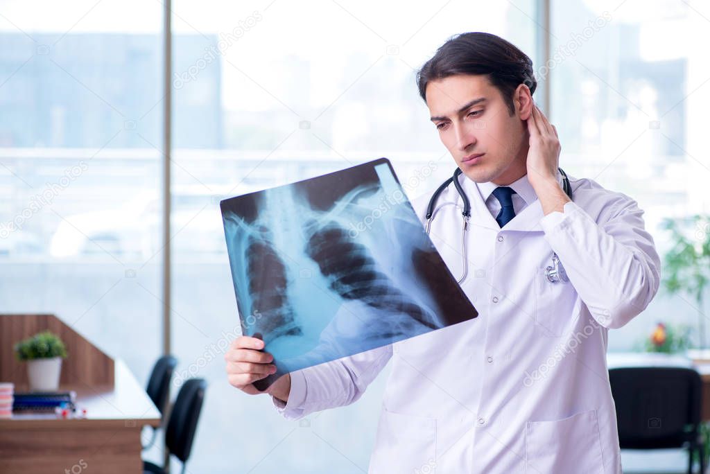 Hombre joven radiólogo médico que trabaja en la clínica 2023