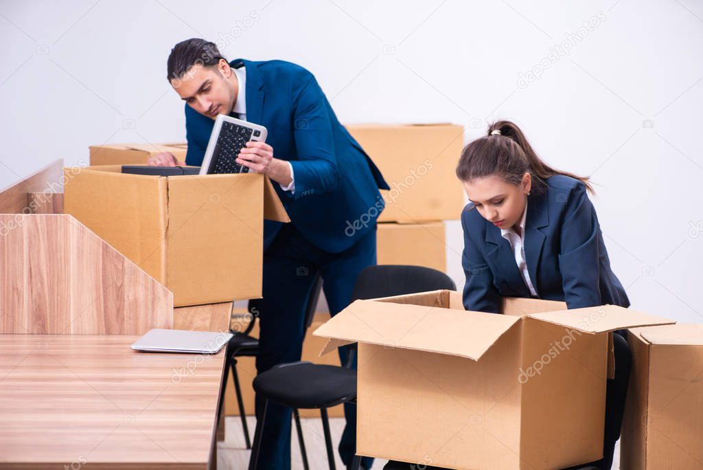 Dos Empleados Siendo Despedidos De Su Trabajo 2024