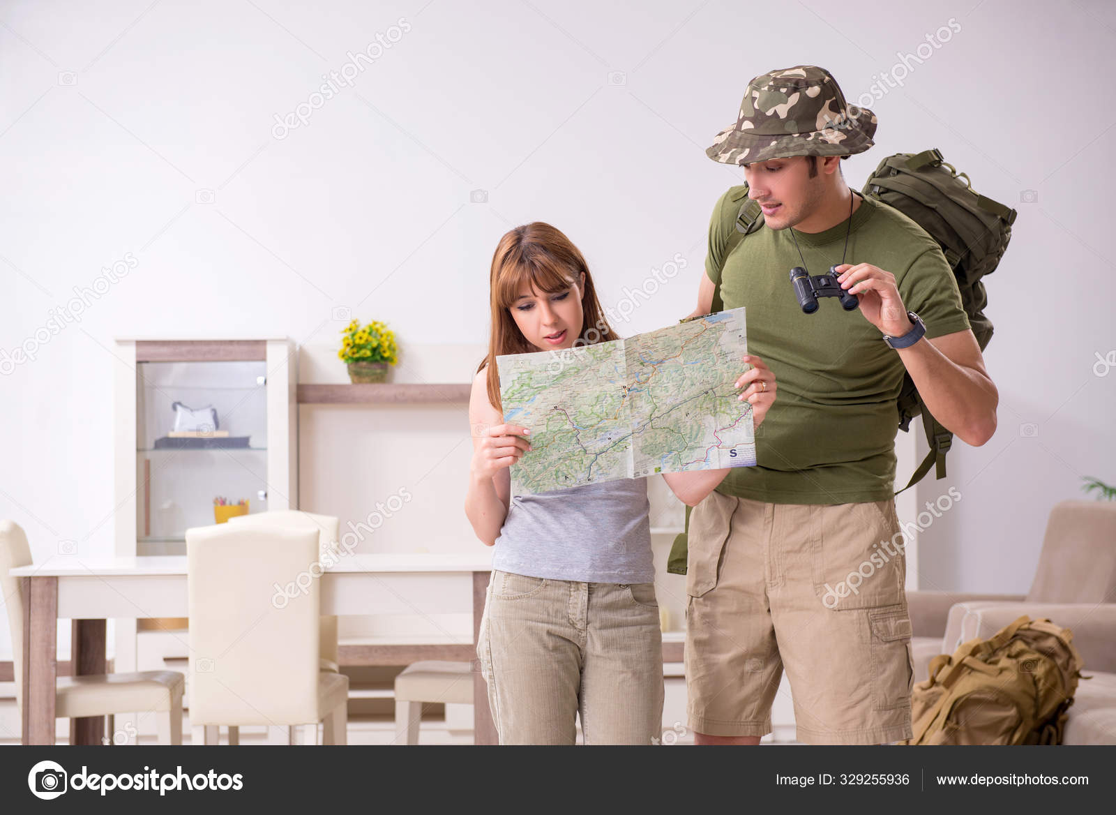 Pareja joven planeando un viaje a las montañas: fotografía de stock ...