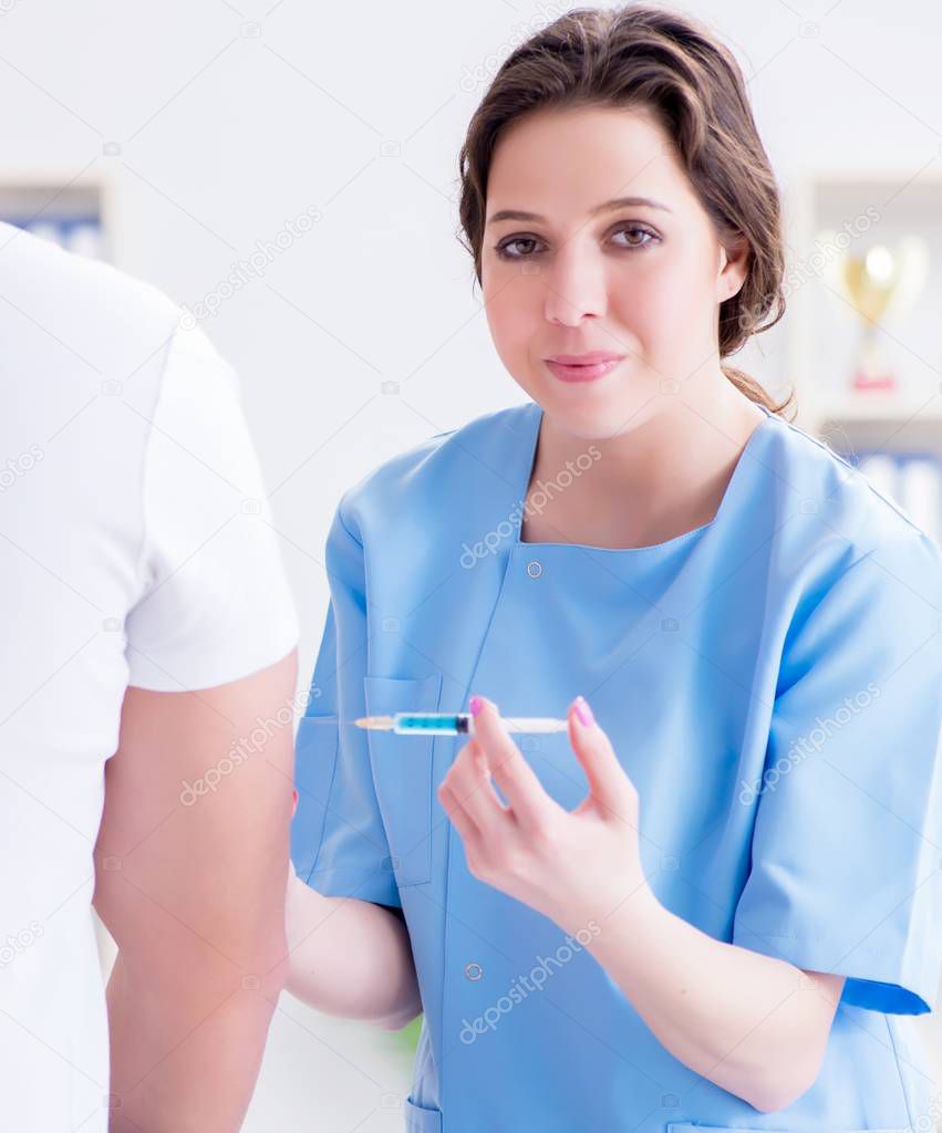 Médico de visita del paciente para la vacunación anual contra la gripe ...