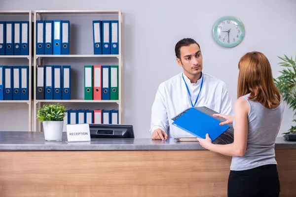 Paciente joven en la recepción en el hospital: fotografía de stock ...