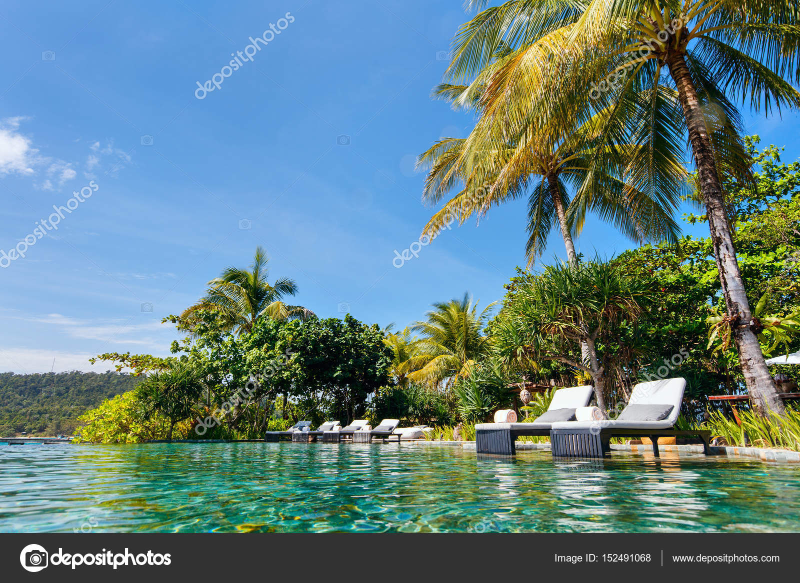 Luxury resort swimming pool — Stock Photo © shalamov #152491068