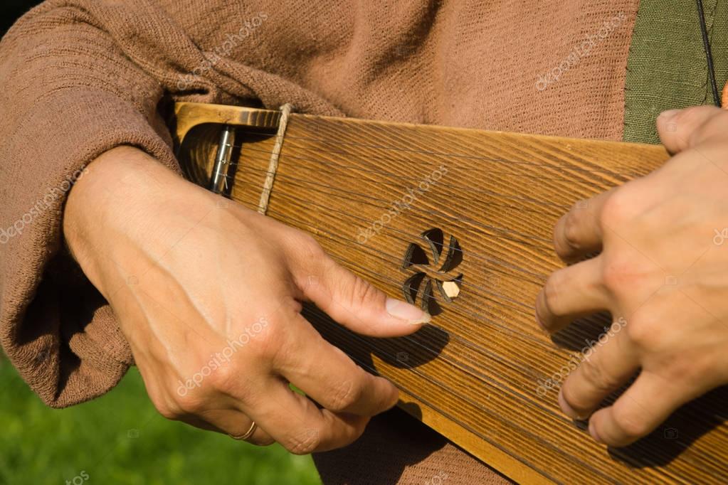 Kantele finlandés instrumento musical folclórico en las manos del ...