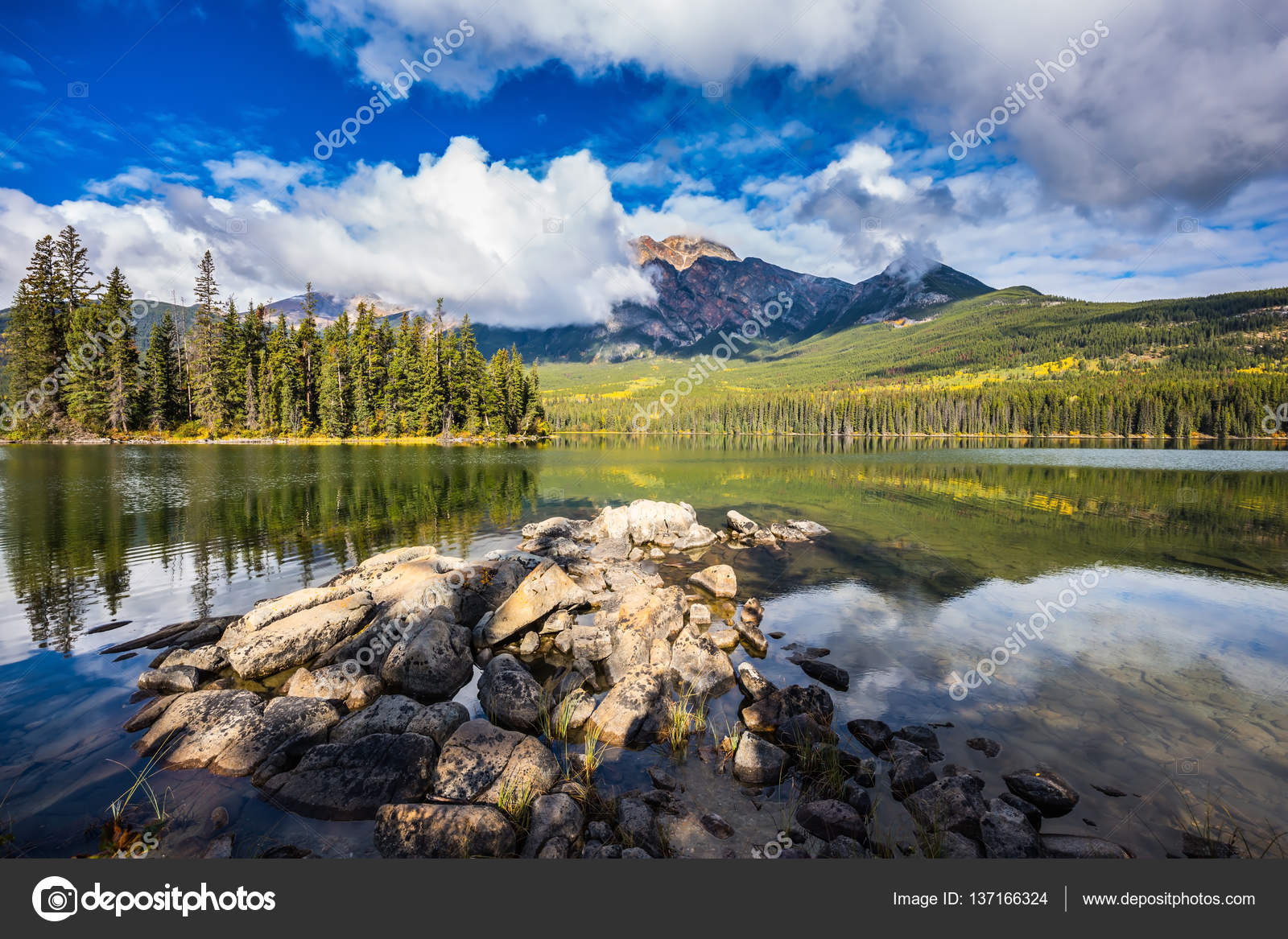 Charming little island in Pyramid Lake — Stock Photo © kavramm #137166324