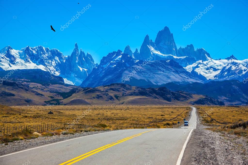 carretera y montañas de los Andes 2023