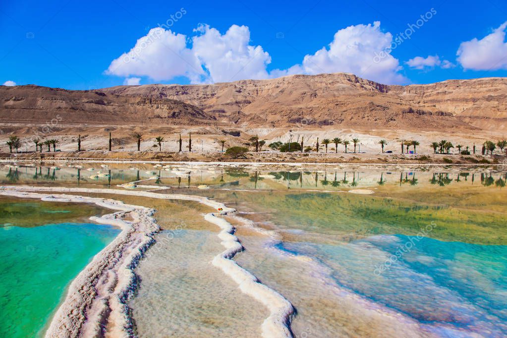 playa famosa en el Mar Muerto en el caluroso día de verano, Israel. La ...