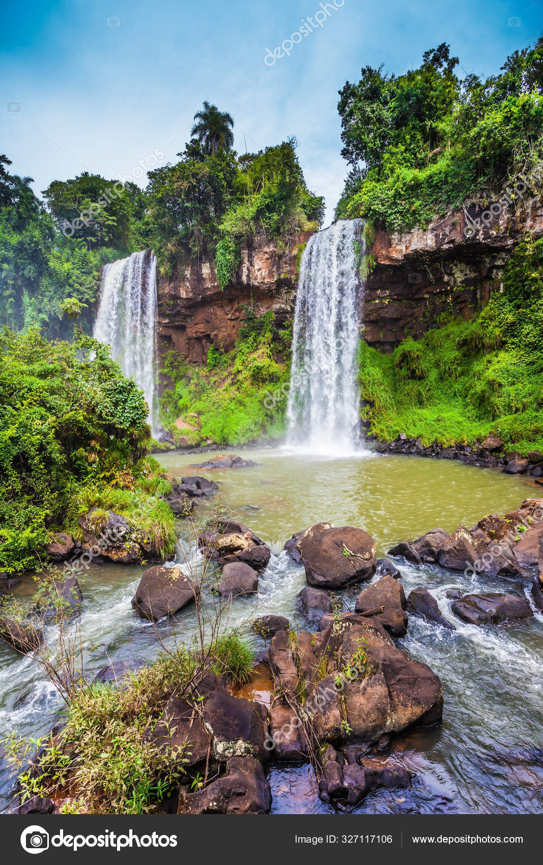 Dos potentes cascadas rápidas — Foto de stock © kavramm #327117106