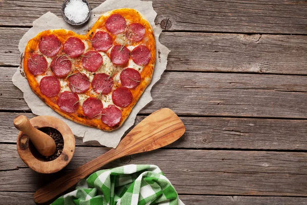 Pizza en forma de corazón con pepperoni y mozzarella. Tarjeta de ...