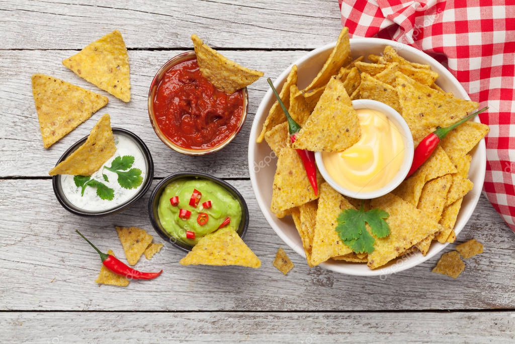 Nachos mexicanos con varias salsas guacamole, salsa, queso y crema ...