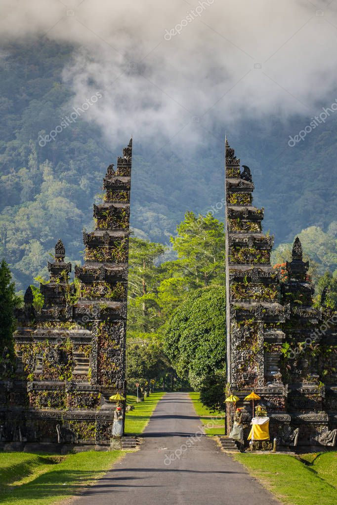 Traditional Balinese Hindu gate Stock Photo by ©mazzzur 129840568