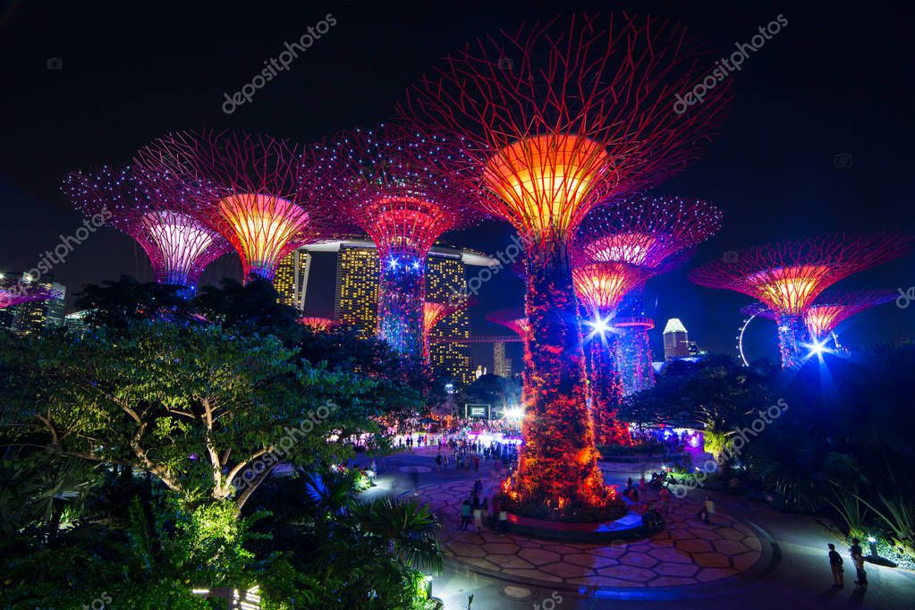 Supertree Grove at Gardens – Stock Editorial Photo © mazzzur #137164804