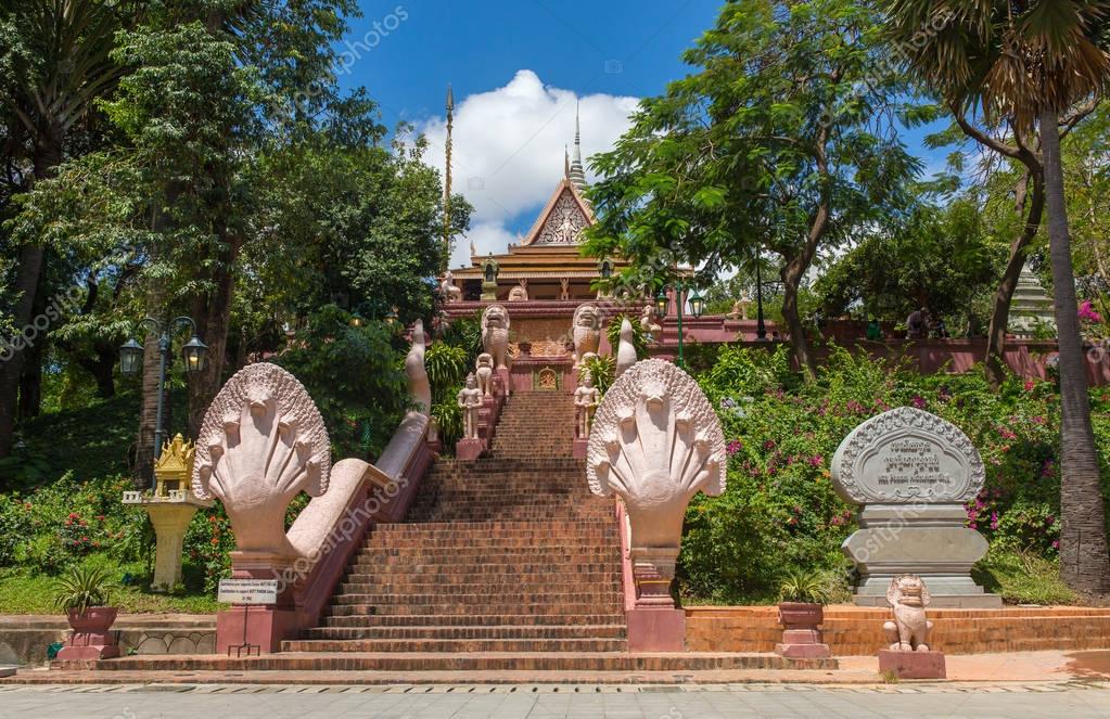 Wat Phnom in Phnom Penh — Stock Photo © mazzzur #162650746
