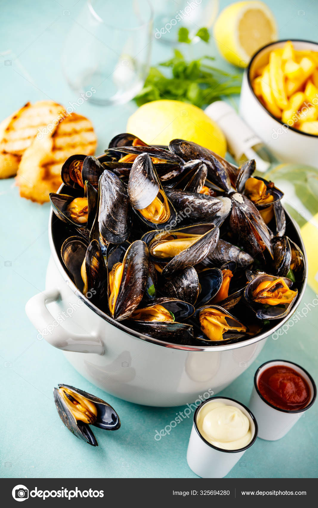 Belgian mussels in white wine with lemon, herbs, croutons and fr Stock ...